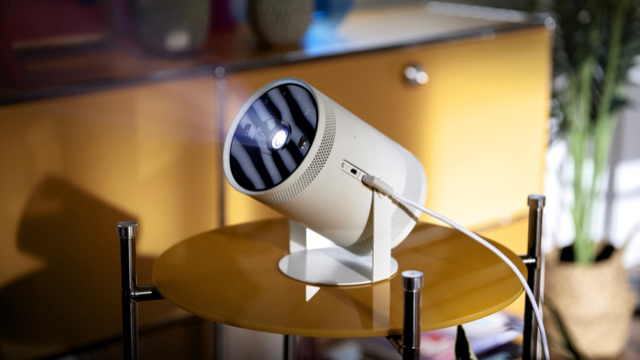 CES: New Ultra Portable Projectors Stand Out at Trade Show - ETCentric