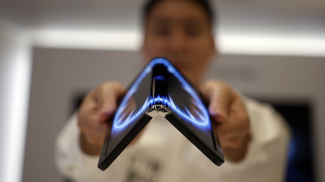 CES: LG Demos 17-Inch OLED, 8-Inch 360-Degree Foldables - ETCentric